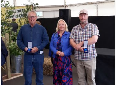 Gardenforum News - People - Duo rewarded for total of 80 years of service