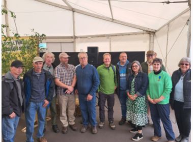 Gardenforum News - People - Duo rewarded for total of 80 years of service