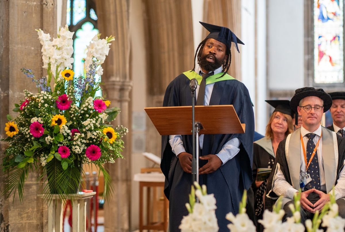 Gardenforum News - People - Former asylum seeker accepts honorary degree