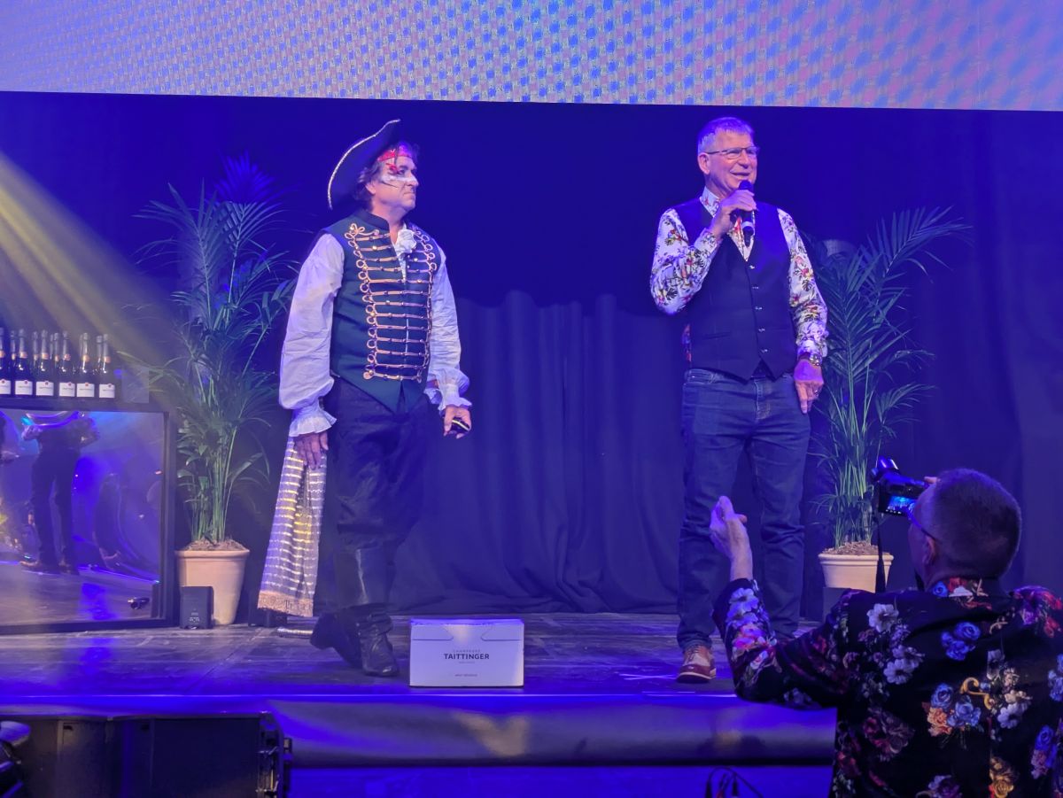 Gardenforum Headlines - Blue Diamond rocks at the Roundhouse