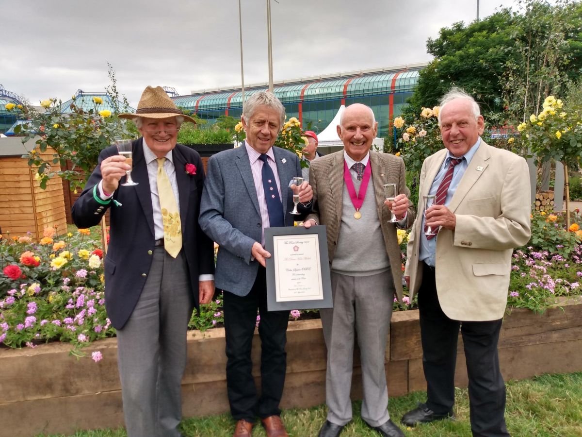 Gardenforum News - People - Colin Squire awarded by Rose Society UK