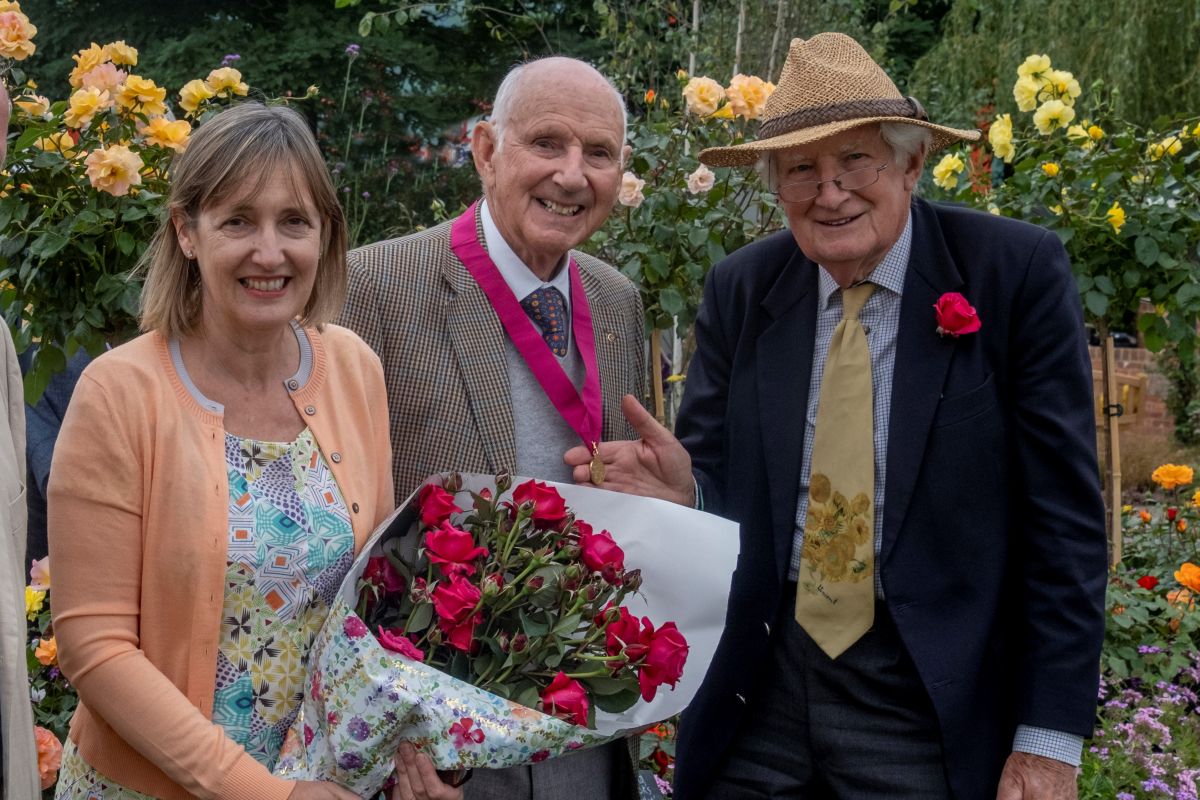 Gardenforum News - People - Colin Squire awarded by Rose Society UK